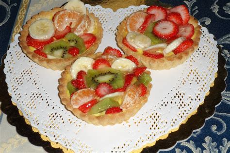 La Creatività di Anna Crostatine alla crema e marmellata con frutta