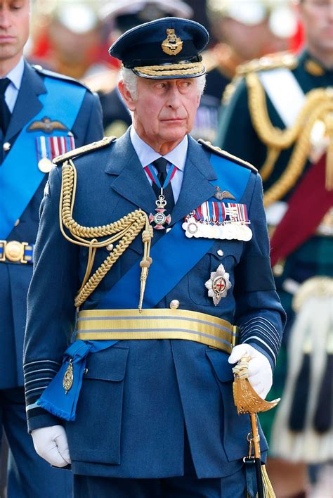 König Charles Diese Bedeutung haben seine Militäruniform und Orden