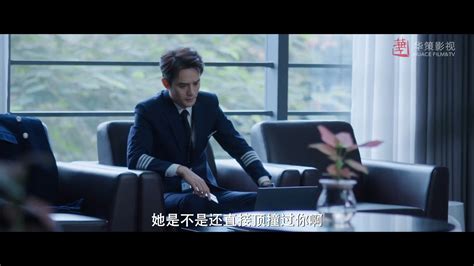 正義男孩為受罰女孩打抱不平，把外國人欺負她的視頻發到網上，得到了網友支持 正義男孩為受罰女孩打抱不平，把外國人欺負她的視頻發到網上，得到了