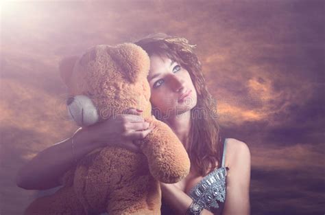 女孩高清图片 带着泰迪熊的梦幻女孩 带着泰迪熊的梦幻女孩图片免费下载 5124258519 千图网pro
