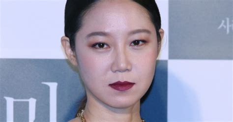 미씽 사라진 여자 공효진 오늘의 패션 포인트는 빛나는 쇄골라인