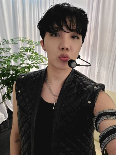 Bts Community Post 🐿호석이 월요일 🐨남준이 화요일 🐹석진이 수요일 🐱융기 목요일 🐿호석이 금요일 🐤지민이
