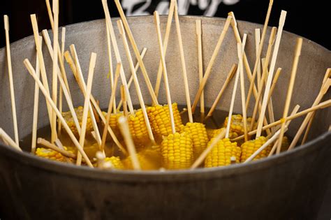 맛 있는 야채 오픈 그릴 야외 주방에서 굽고 만들기 볶은 옥수수 도시에서 음식 축제입니다 맛 있는 음식 푸드 코트입니다 여름 피크닉 거리에 대한 스톡 사진 및 기타 이미지