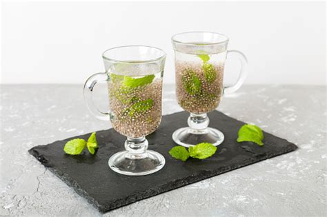 건강한 아침 식사 또는 테이블 배경에 치아씨드와 민트 채식 음식 다이어트 및 건강 개념이 있는 아침 치아 푸딩과 민트 0명에