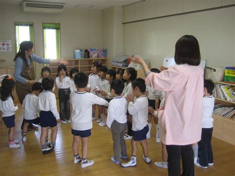 今年度はじめてのハローイングリッシュ デイリースナップで見る学びのポイント 岐阜聖徳学園大学附属幼稚園