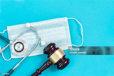 갈색 망치 의료 청진기와 파란색 배경에 마스크를 촬영 의학적 오류의 개념입니다 텍스트에 대한 무료 복사 공간 상단 보기 닫기 0명에 대한 스톡 사진 및 기타 이미지 Istock