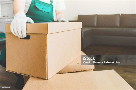 아파트로 이동하기위한 골판지 상자를로드 배달 남자 운송 전문 노동자 바지에 남성 로더 교통수단에 대한 스톡 사진 및 기타 이미지