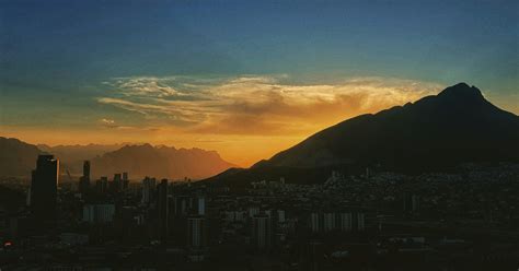 Silueta De Los Edificios De La Ciudad Durante La Puesta Del Sol Foto