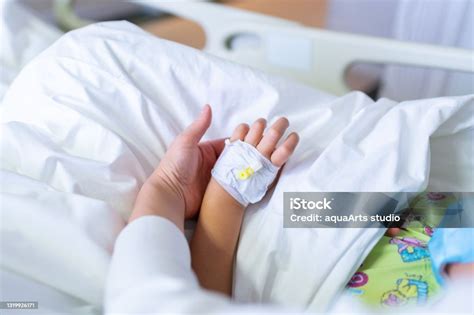 아들과 함께 병원 침대에 누워있는 동안 보호 얼굴 마스크를 가진 젊은 어머니 감정적인 가족의 순간 어린이 혈관 접근 아이에 대한