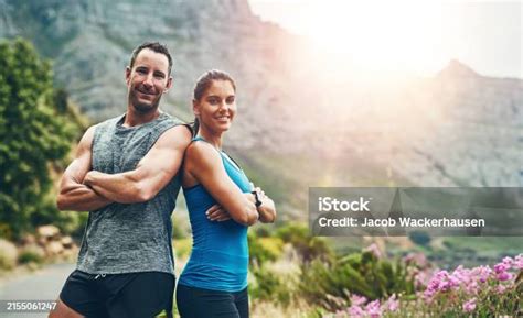 인물 사진 운동 팀워크와의 커플 햇살이 비치는 피트니스와 자연 함께 유대감을 형성하고 운동하세요 얼굴 사람과 남자와 여자 팔짱을 끼고 훈련 취미 또는 웰빙으로 지원 달리기에