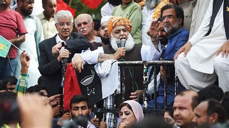 الیکشن میں دھاندلی کا الزام ہم خیال جماعتوں کا الیکشن کمیشن کے باہر احتجاج