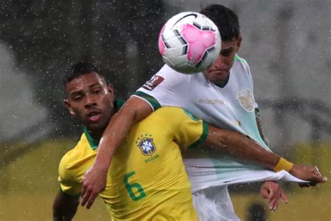 Renan Lodi vibra após estreia oficial pela Seleção Brasileira Tem de