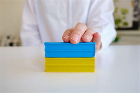 밝은 배경에 손에 노란색 파란색 플라스틱 우크라이나의 독립 기 우크라이나 사랑 개념 개념에 대한 스톡 사진 및 기타 이미지
