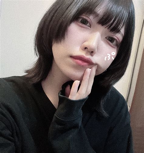 咥えタバコ美人お姉さんが全裸になって爆乳手ブラ自撮りを晒す みんくちゃんねる