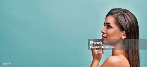 아쿠아 마린 배경에 스튜디오에서 포즈를 취하는 아름다운 여성의 측면보기 화장품 미용 및 스파 컨셉 라틴 아메리카 히스패닉 민족에
