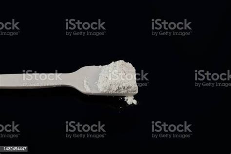 이산화 티타늄 어두운 표면에 Tio2 실험실 주걱에 흰색 화학 분말 클로즈업 식품 첨가물 E171 안료 및 증점제로 화장품 및 피부 관리 제품에 사용되는 이산화 티타늄