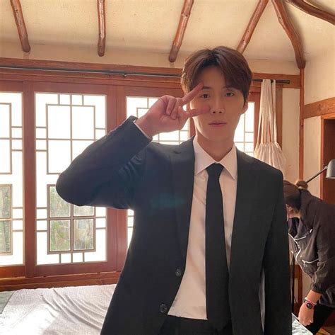 Potret Kim Seon Ho Dengan Fashion Andalan Masukin Baju Ke Celana