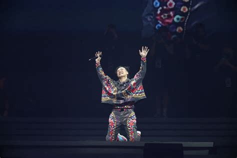 陳奕迅「唱一半雙膝下跪感謝台灣粉絲」 只因他看到全場1震撼景象
