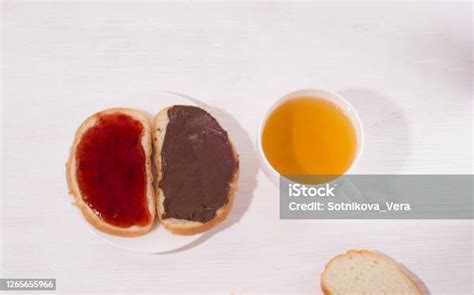 홈메이드 딸기 잼과 초콜릿 너트 버터를 곁들인 펜 샌드위치 흰색 나무 배경에 차 한 잔 0명에 대한 스톡 사진 및 기타 이미지