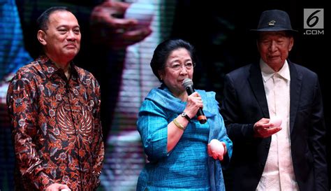 Photo Bertopi Vedora Ciputra Ditemani Megawati Luncurkan Buku Foto