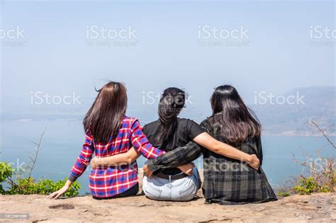 산에 앉아 아름다운 자연을 즐기는 여성의 자유 여행자 그룹 3 명에 대한 스톡 사진 및 기타 이미지 3 명 가방 관광