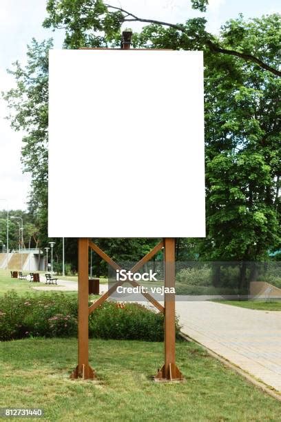 비웃는 다 야외 광고 판 옥외 광고 도시 공원에서 공공 정보 보드 빈 0명에 대한 스톡 사진 및 기타 이미지 0명 녹색