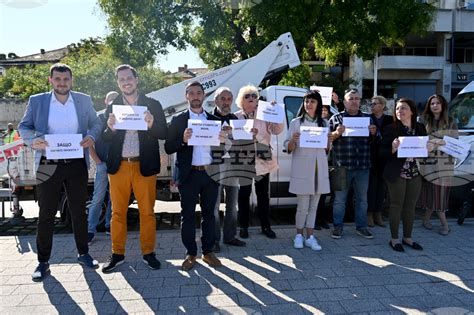 Протест и викове Оставка съпътстваха церемонията за първата копка за