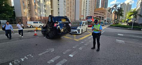 沙田私家車捱貨van撞四輪朝天 2人自行爬出受傷送院 星島日報