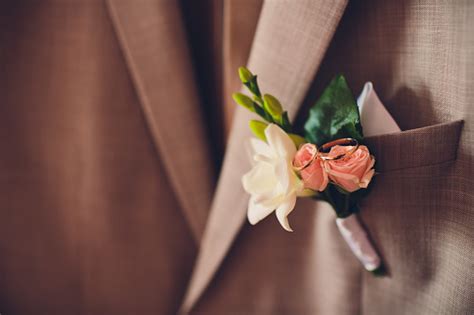 신랑의 아름 다운 Boutonniere입니다 Boutonniere 디자인 결혼식 날입니다 0명에 대한 스톡 사진 및 기타 이미지