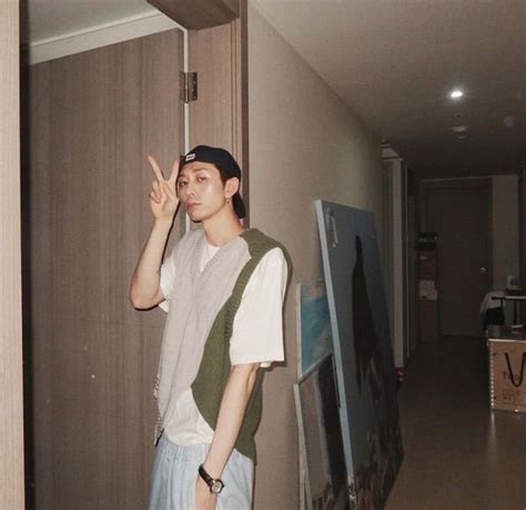 Code Kunst Asian Rapper Poses Korean Hip Hop