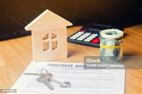 집의 구매에 대 한 계약입니다 키 모델 하우스 및 달러입니다 부동산 투자입니다 구입 임대 및 판매 하는 아파트입니다 부동산 서비스 부동산 중 개인 가정 생활에 대한 스톡