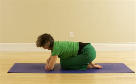 How To Do A Headstand Safely Caloriebee Diet And Exercise