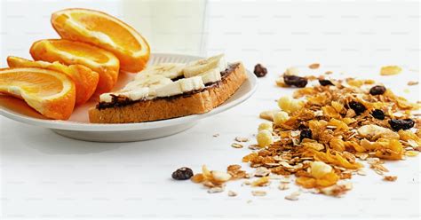 맛있는 육즙이 많은 오렌지와 바나나 초콜릿과 신선한 음료 흰색 배경에 그래놀라 건강 식사 개념 건강 식사 개념 사진 Unsplash의 마시다 이미지