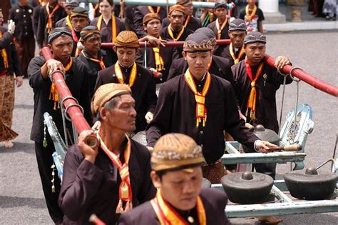 Budaya Pengertian Ciri Ciri Dan Contohnya Kumparan