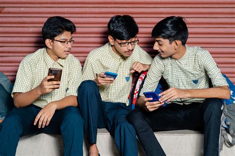 학교 캠퍼스에서 스마트 폰을 사용하는 세 젊은 학생들의 그룹 16 17 살에 대한 스톡 사진 및 기타 이미지 16 17 살 Brand Name Video Game