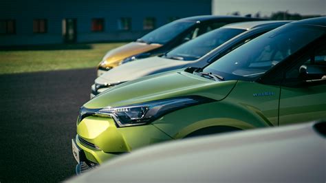 Suv 가족용 자동차 거리 주차 교외의 교통 금속성 페인트 노란색 차 녹색 자동차 도시 경관 도시 주차 도요타