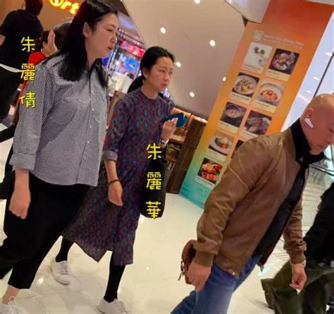 刘德华妻子朱丽倩发福明显，和女儿刘向蕙逛菜市场，获多人保护 、 新知商讯