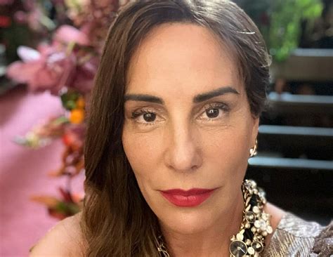 Gloria Pires Causa Impacto Ao Exibir Corpaço De Biquíni