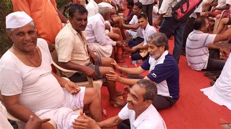 Ashadhi Wari 2023 दिवेघाटात चालून थकलेल्या वारकऱ्यांची अनोखी सेवा