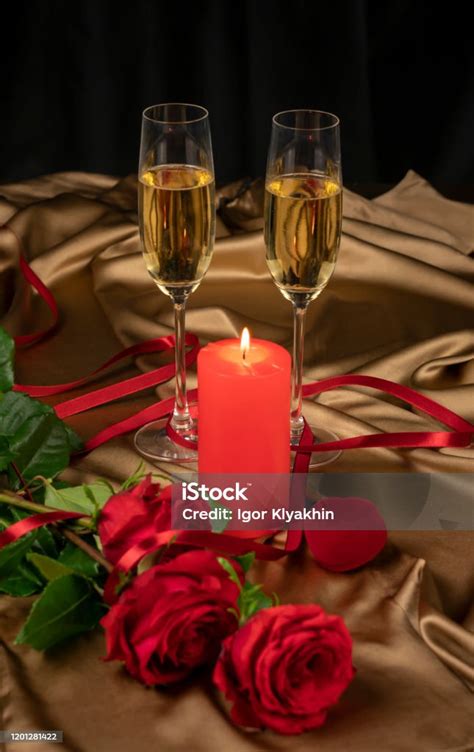 발렌타인 데이 카드 금색 배경 빨간 장미와 빨간 하트에 샴페인 두 잔 조명 촛불 공휴일에 대한 스톡 사진 및 기타 이미지 공휴일 긍정적인 감정 표현 기념일 Istock