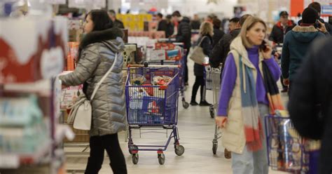O bucată din tavanul unui supermarket a căzut peste o femeie în
