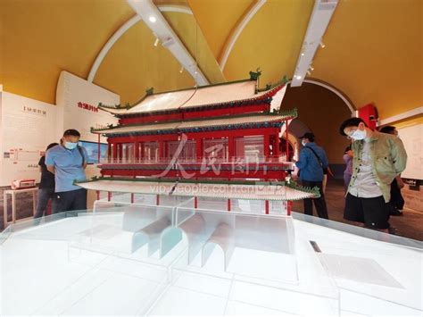 北京：“时间的故事”展览亮相鼓楼 人民图片网