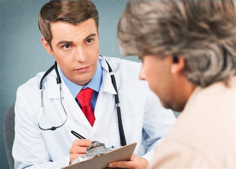 Doctor De Sexo Masculino Con Su Paciente Foto Premium