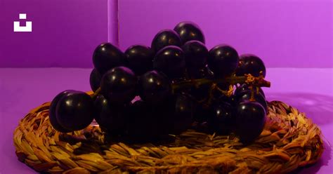 유리잔에 레드 와인 한 잔을 붓고 있습니다 사진 Unsplash의 무료 보라색 이미지