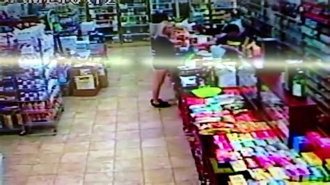 Chica Borracha Se Mea En Una Tienda