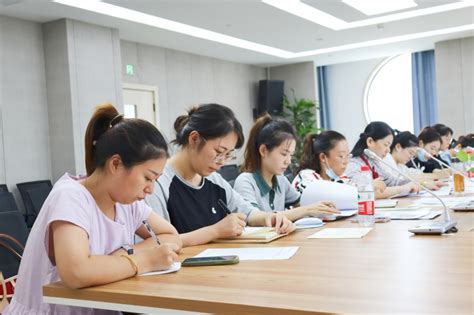 区幼儿园课改“十把钥匙”实践项目立项评选活动：且思且行 微以致远