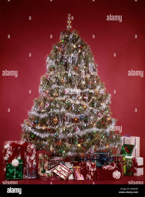 1970s EVERGREEN TREE ON RED BACKGROUND DECORATIONS TINSEL GARLAND