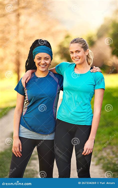 Nos Apoyamos Mutuamente En Todos Los Aspectos De La Vida Dos Mujeres