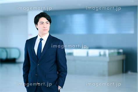 ポケットに手を入れる日本人ビジネスマンの写真素材 278649118 イメージマート
