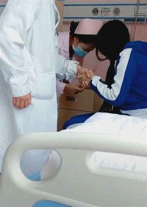 妹子打针玩套路直呼怕疼紧握帅医生手不放网友放开我老公